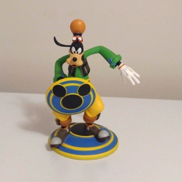 Disney | Other | Disney Kingdoms Goofy Statue Exclusive For Gamestop ...